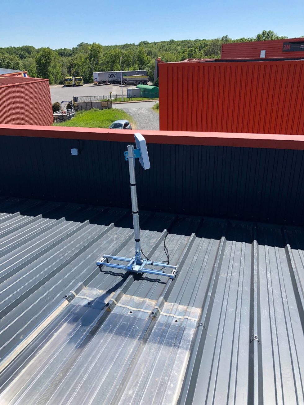 Antenne 4g pour une entreprise de Theizé 69620 pose sur un toit en tole ...