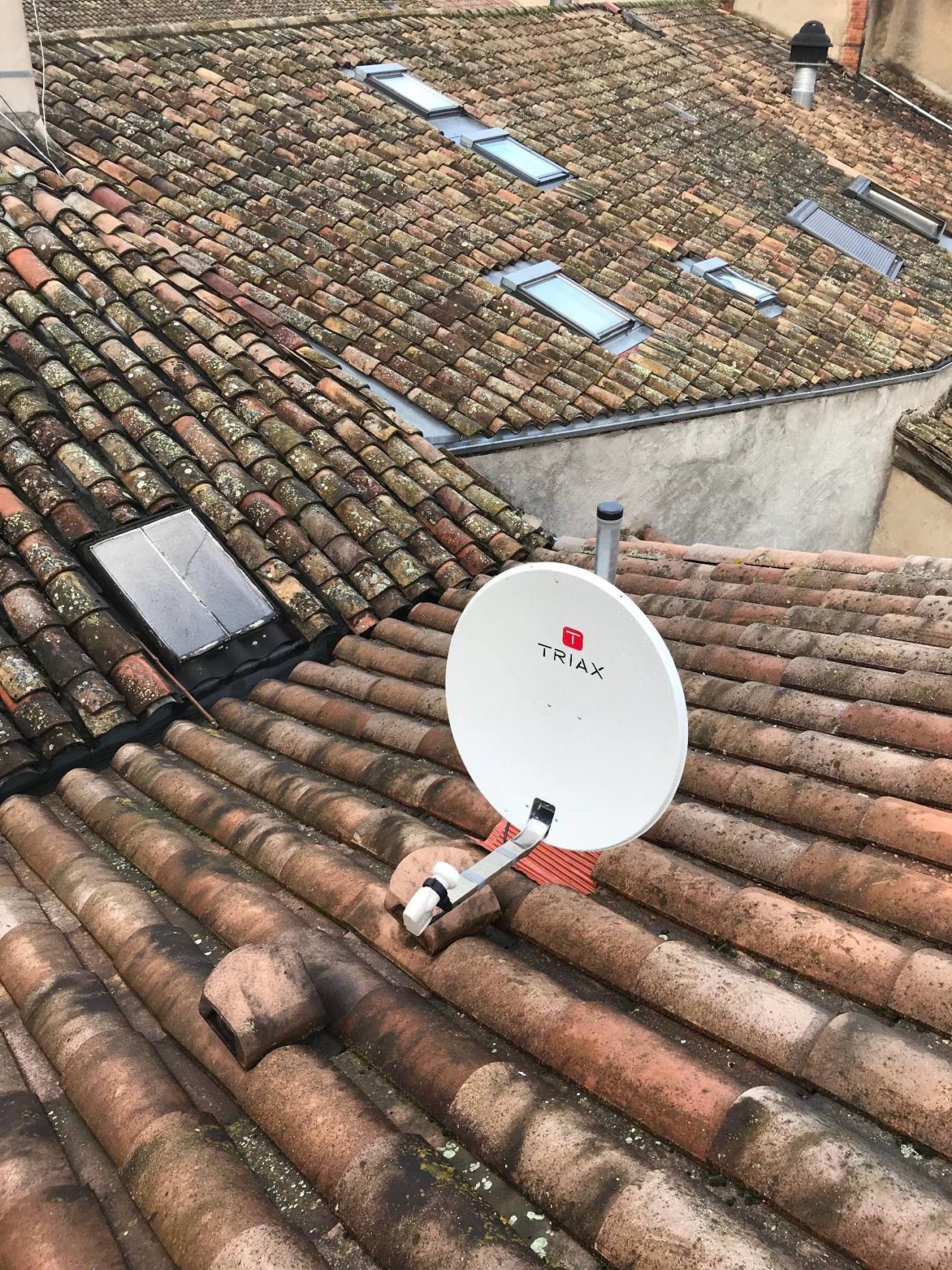 Antenne parabole dans une maison de village à Montmerle sur Saône ...